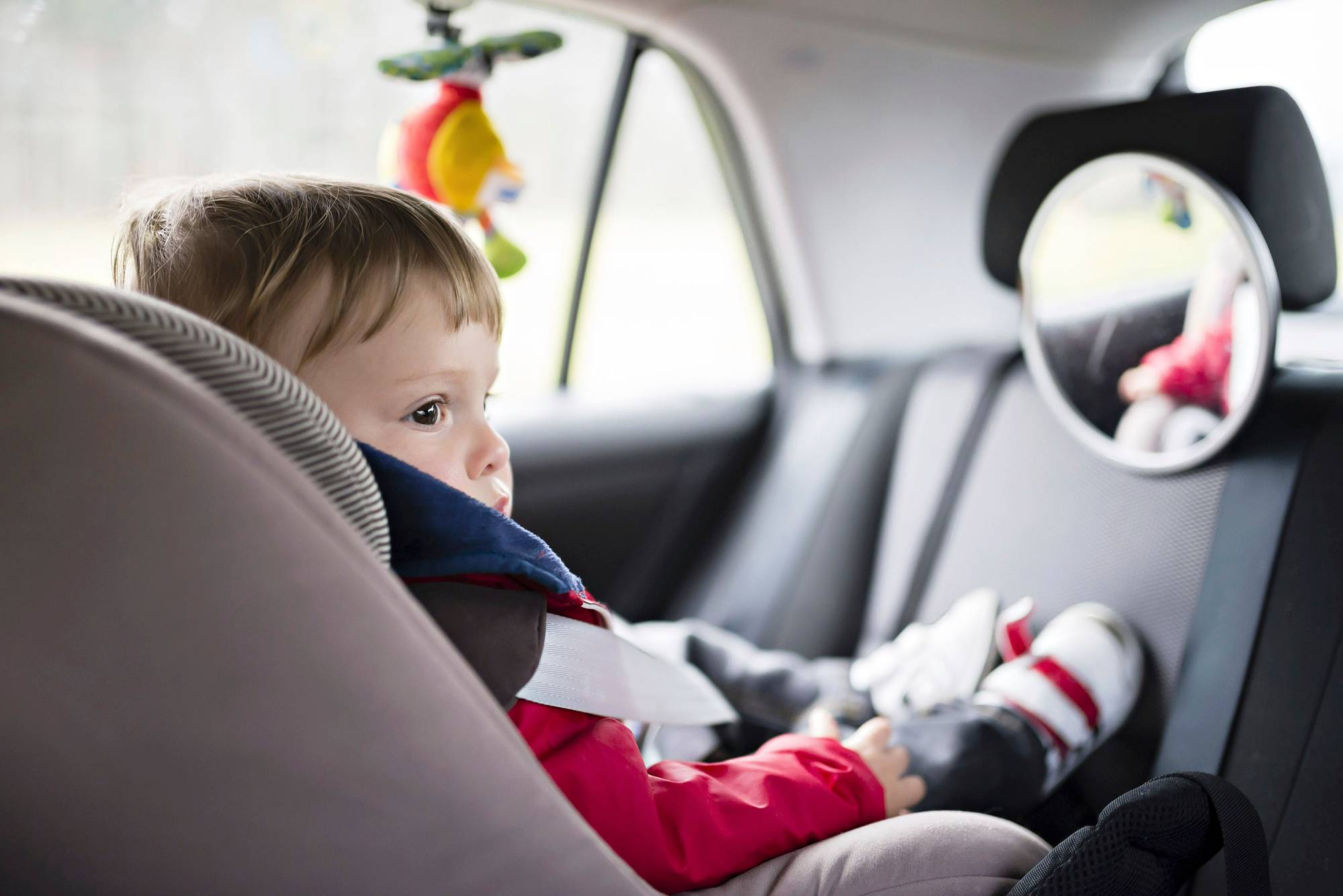 Lapsi vie helposti kuskin huomion – toinen aikuinen autossa pienentää ...